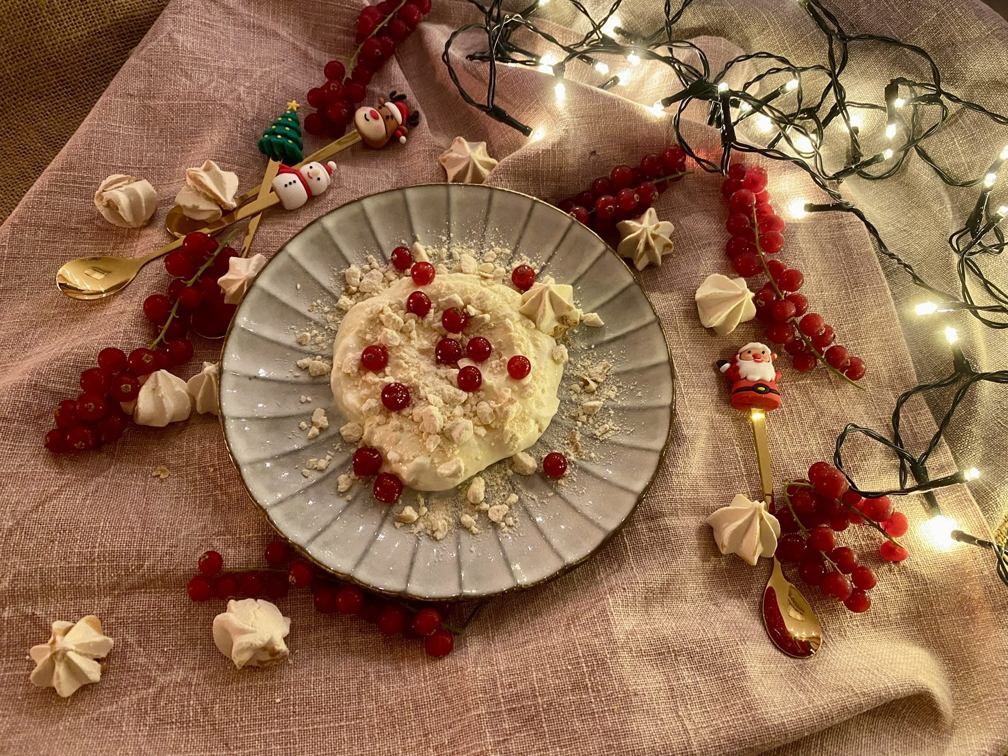 Eton mess met rode bessen en meringue - Koken op den berg